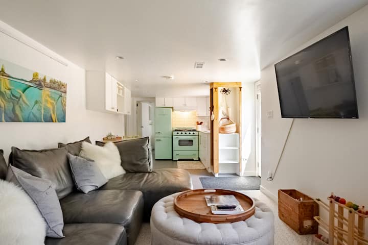 Family Friendly Gallery Guesthouse W Garden Space - Saanich