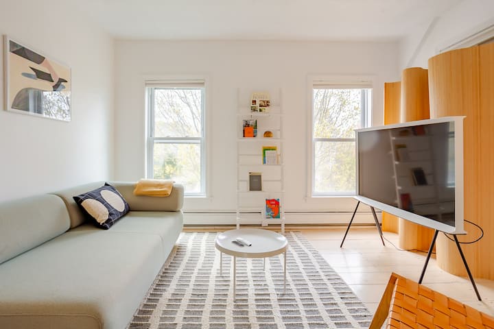 Sunny & Walkable 2 Bedroom Atop Munjoy Hill! - Portland, ME