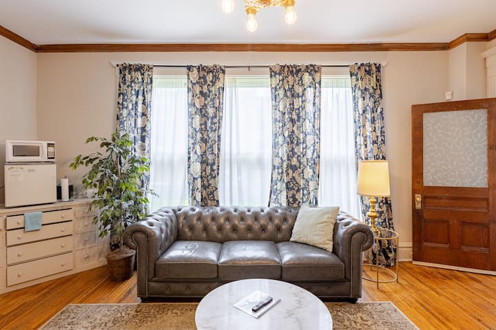 Large 1st Floor Corner Suite W/priv Bath - コロンバス, OH