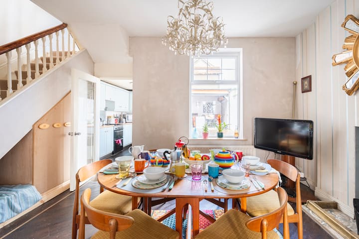 Chip's Place Rm#1 (King Bed+desk) Free Breakfast - Derry