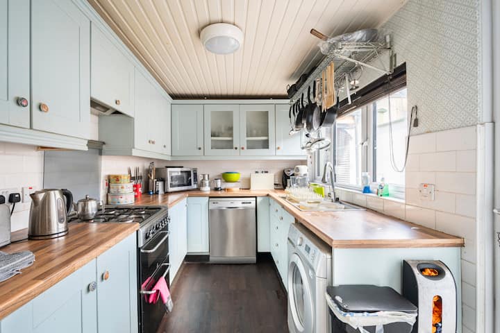 Free Breakfast, Hot Drinks,  Fresh Juice & Hosted! - Derry