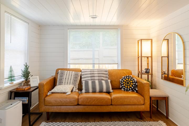 Charming Oasis: Cozy Tiny Home, 15 Mins Downtown - Seattle, WA