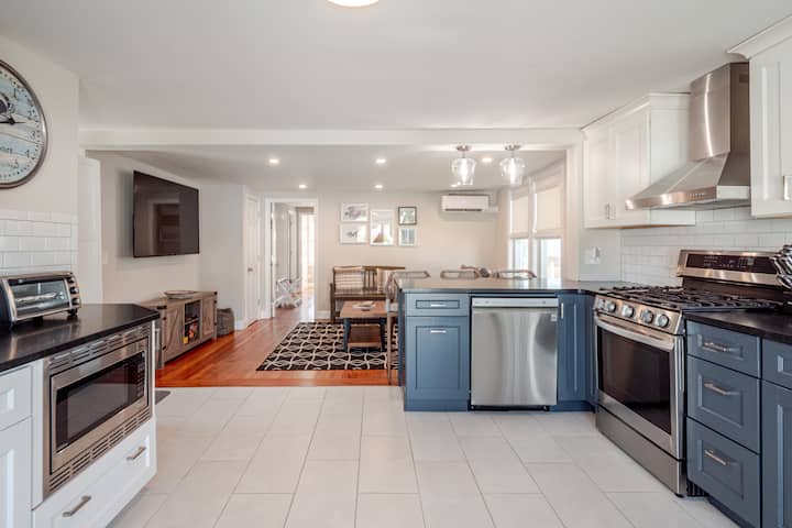 Newport/middletown Renovated 4br 3ba Home - Newport, RI