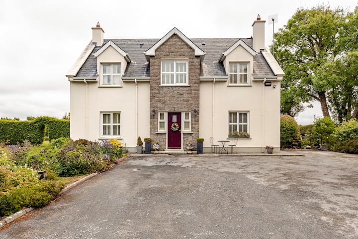Cozy Bedroom In A Charming Country House. - Oranmore