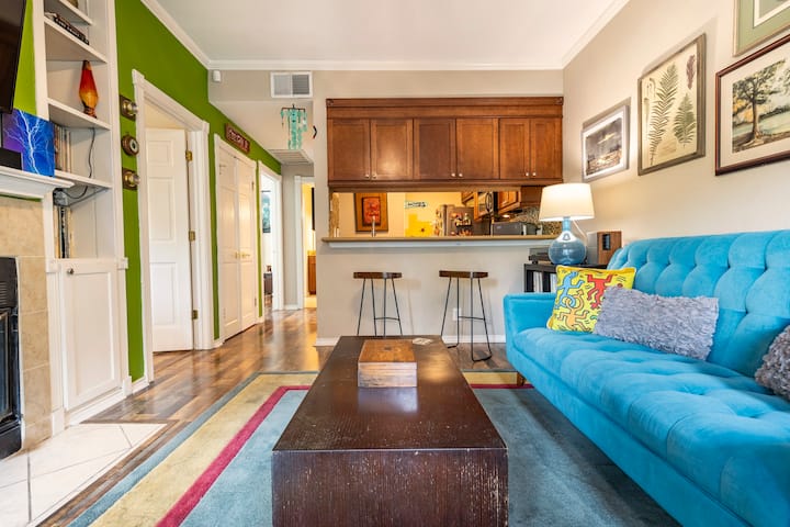 Cozy West Campus Condo | 2 Workspaces - Austin