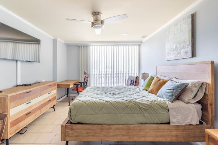 Queen Suite In Midtown High Rise, Many Amenities - Houston, TX