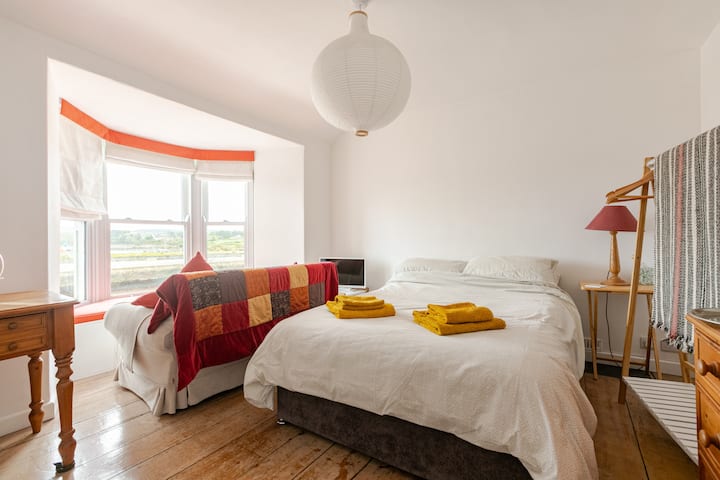 Chy Porth
Private Spacious Room - Wonderful Views - Marazion
