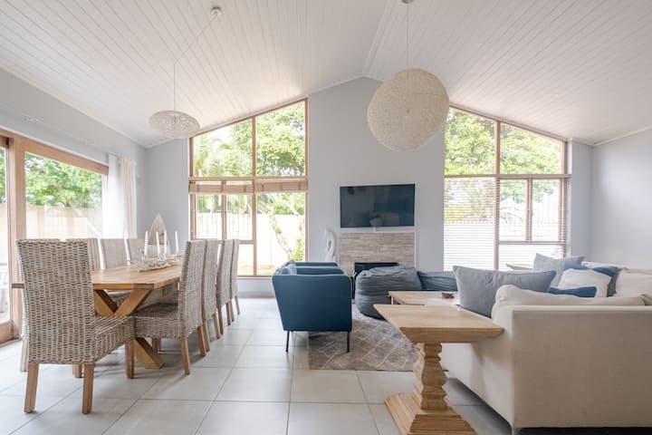 5 Bed 4 Bath - Pool/hot Tub/solar/walk To Sea - Cape Town