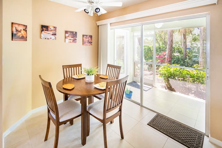 Private Room In Condo With Pool - Naples, FL