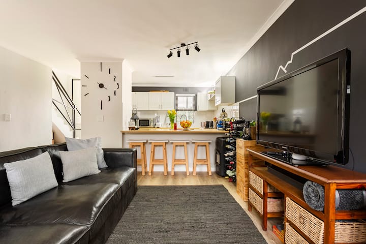 Modern Pvt Bedroom In Blouberg - Parklands