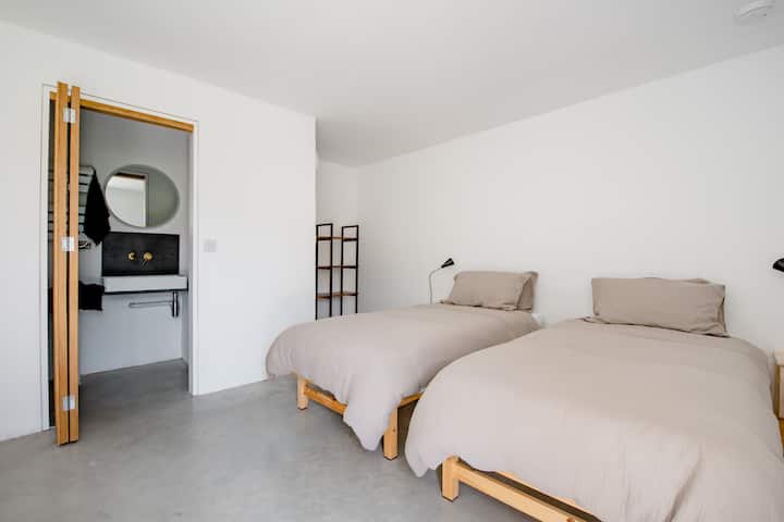 'Butter Bay' Superking Garden En-suite Room.1 Of 3 - Hope Cove