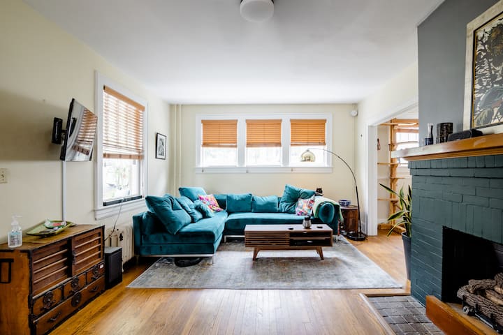 The Cat's Meow: A Private Room In The Jungle House - Roanoke, VA