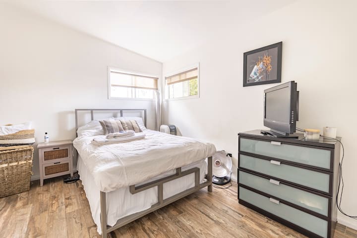 Private Bedroom (Priv Parking, Wifi)! - Los Angeles, CA