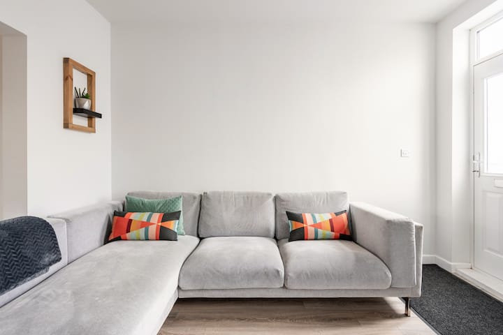 Cheerful 2- Bedroomed Home In Chesterfield. - Chesterfield