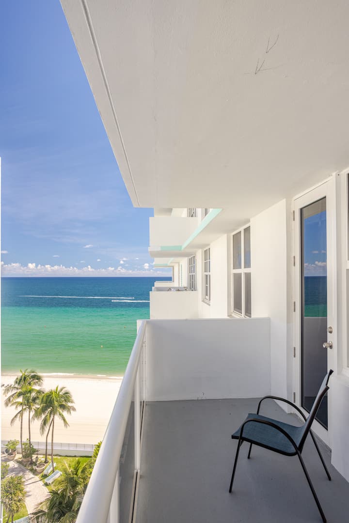 Beach 1 Bedrm Condo 2 Free Parking Pool & Gym - Hollywood, FL