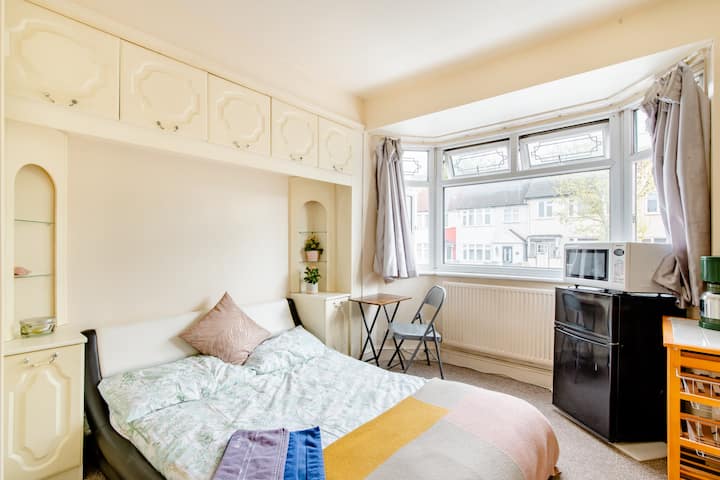 Airy Room In A Semi-attached Victorian House - Woolwich