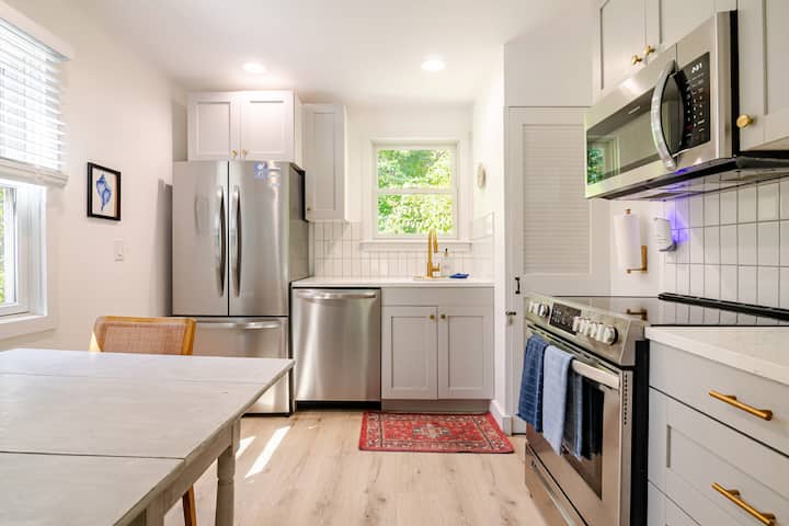 Newly Remodeled Cottage With Path To Beach - Brewster, MA