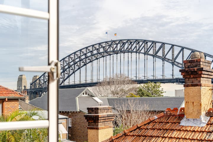 Chic Kirribilli Pad: Breathtaking Harbour Views - Willoughby