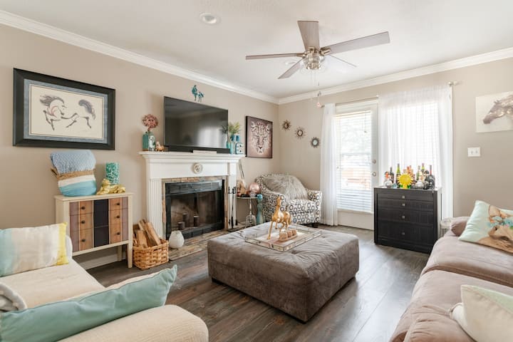 Comfy & Modern.
Minutes From Downtown! - Raleigh, NC