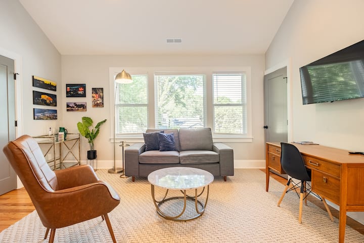 Adorable Mid-century Modern Studio Apartment - Charlotte, NC