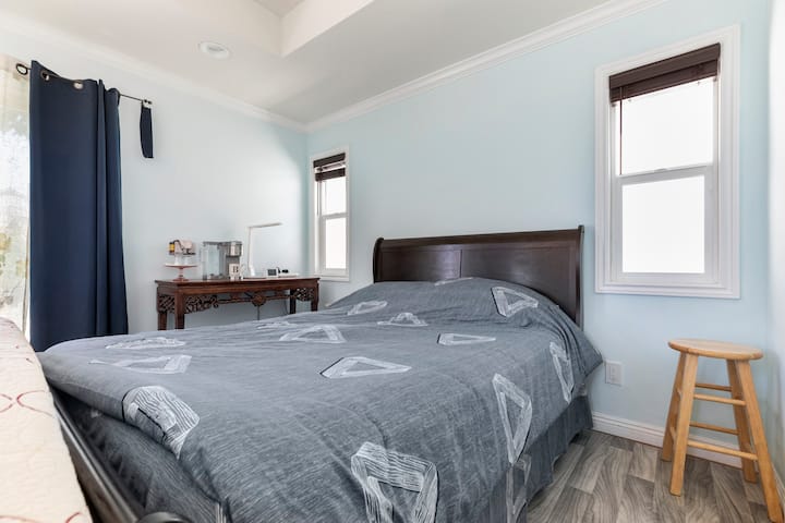 Great Room
License# Hs-003852-2024 - Burbank, CA