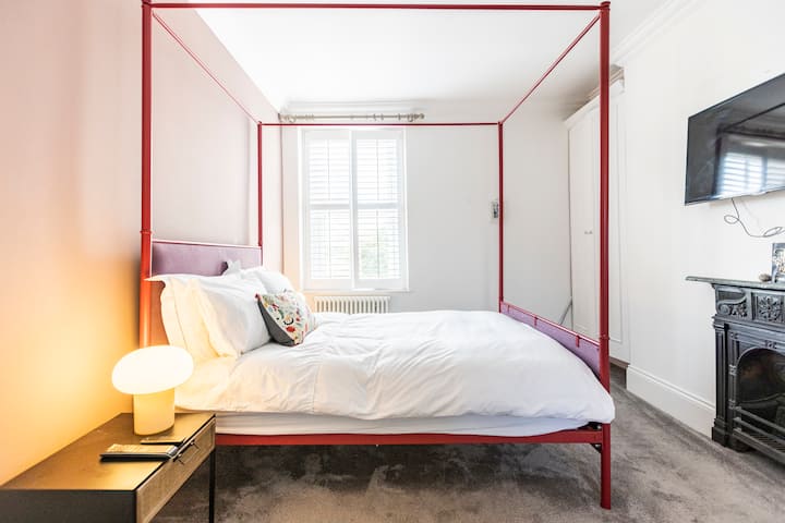 Bedroom And Ensuite Bathroom In Elegant Townhouse - Harrogate