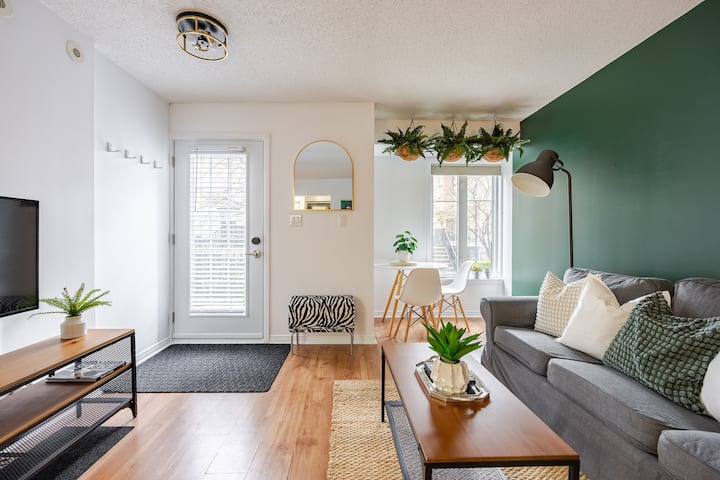 Lovely 1 Bed 2 Bath Townhome With Parking - Toronto