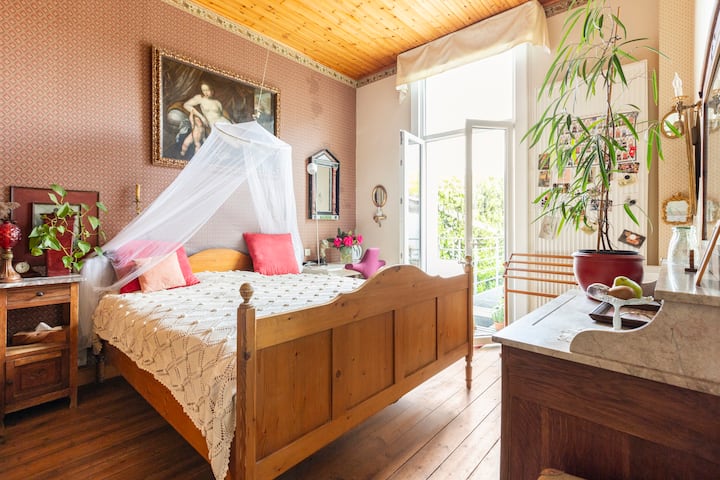 Master Bedroom With 2 Balconies - Anvers