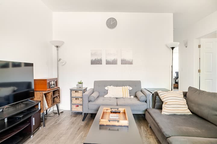 Lynnwood Retreat • Clean, Cozy, Well-appointed - Lynnwood, WA