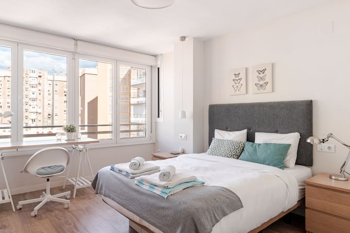 Next To The Beach: 2 Double Beds+sofa Bed - Málaga
