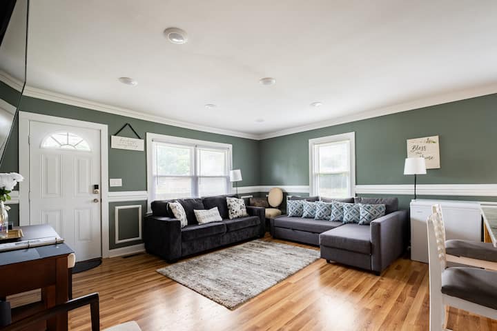 Cozy 2 Bedroom Home With Wi-fi And Washer - Burlington
