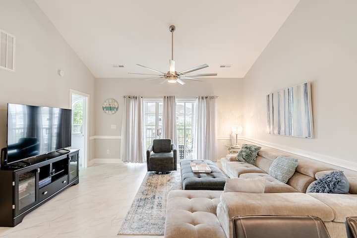 Stylish Modern Stay Near Golf Course & City Center - Myrtle Beach, SC