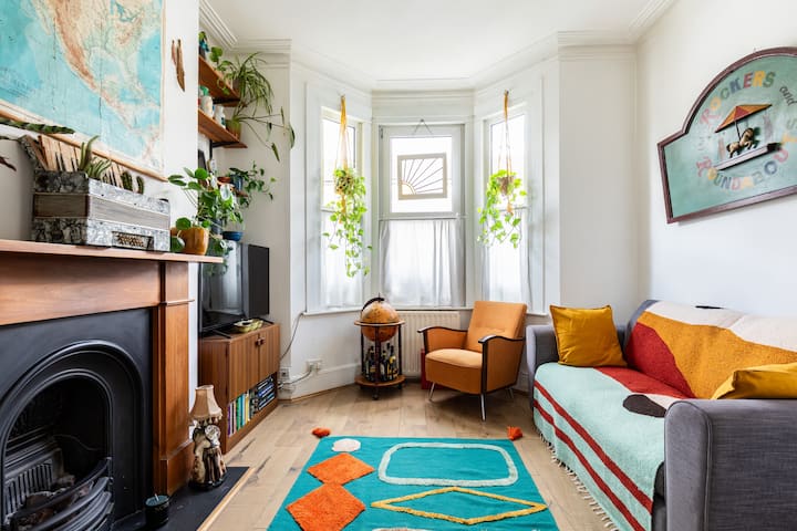 Bright, Colourful Home In East London - Barking