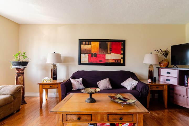 Lainey's Lodgings-2 Bedroom, Canine Friendly Home. - Peterborough, ON, Canada