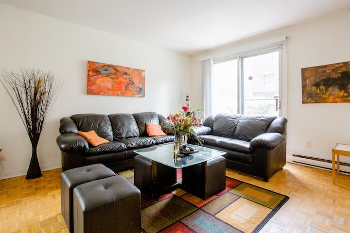 A Room In A Homely Home - Brossard