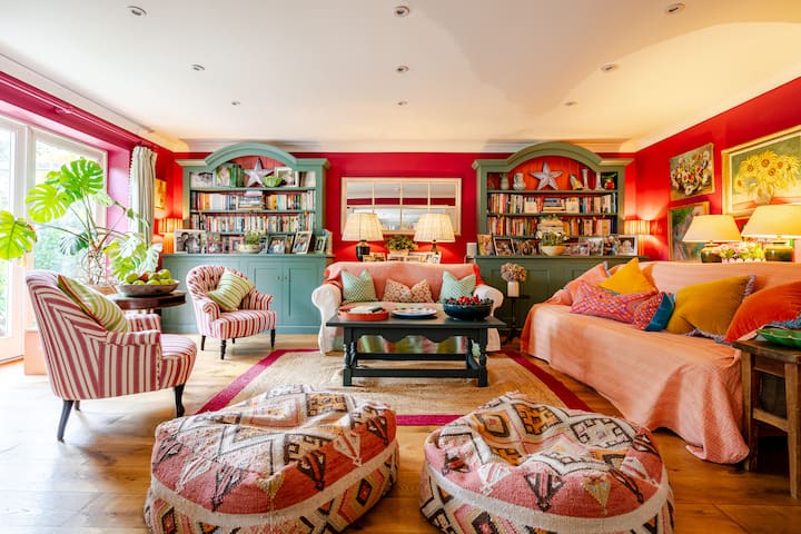 Beautiful Colour And Design In Picturesque Village - Andover