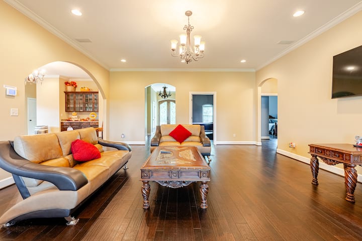 Impeccable Cheerful 5  Bedroom Home& Free Parking - Tuscaloosa, AL