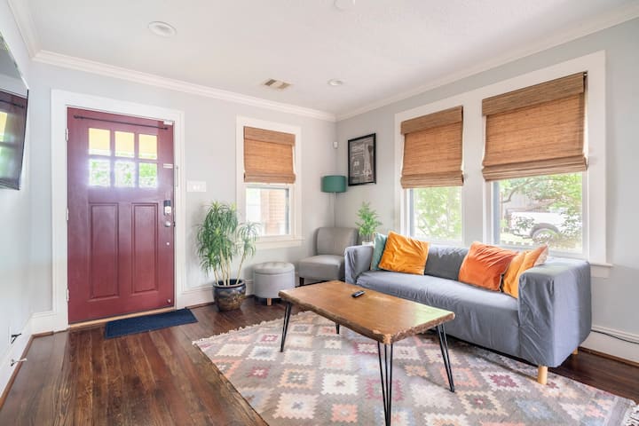 Cozy And Modern 2 Bedroom Bungalow In The Heights. - Houston, TX