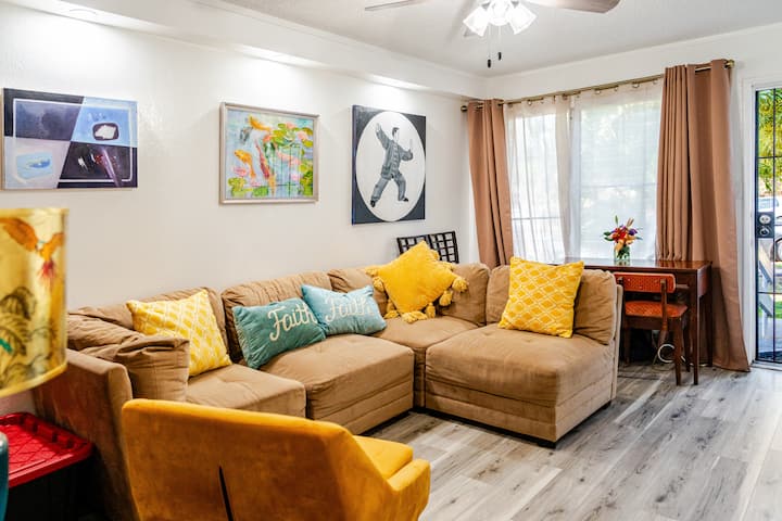 Quiet & Private Br W/ Shared Ba (Shared Home) - Honolulu, HI