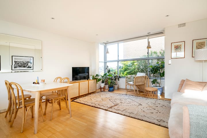 Sunny Beachside 2 Bedroom Apartment - Coogee