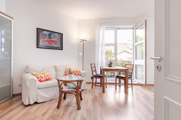 Private Wohnung - Küche, Bad, Bett, Sofa, Balkon - Frankfurt