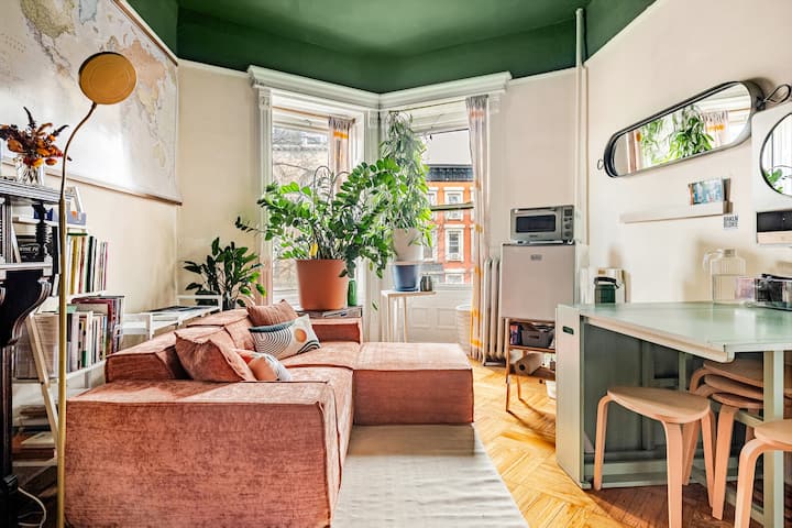 A Cozy Spot In Bedstuy For Women Traveling Solo - New York City