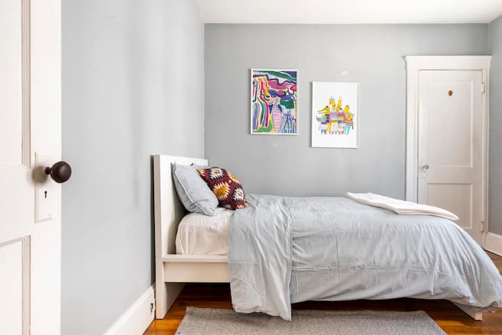 Sunny And Spacious Room In Waltham - Waltham, MA