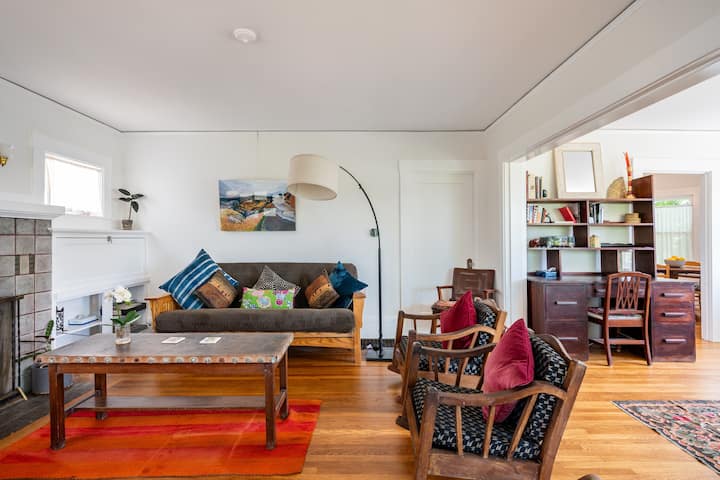 Bright Artsy Bungalow In Dimond - Oakland, CA
