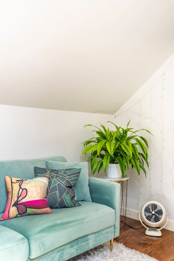 3rd Floor Primary Suite And Private Full Bathroom! - Oakland, CA