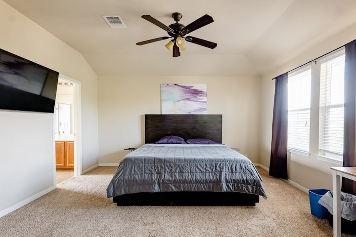 Huge Master Br W/ Workspace, Fiber Internet, Tv - Round Rock, TX