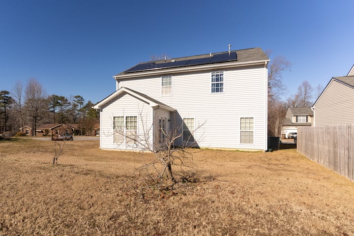 Cheerful Lovely 4-bedroom Home - Greensboro, NC
