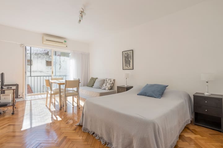 Hermoso Departamento Con Balcón En Almagro. - Buenos Aires