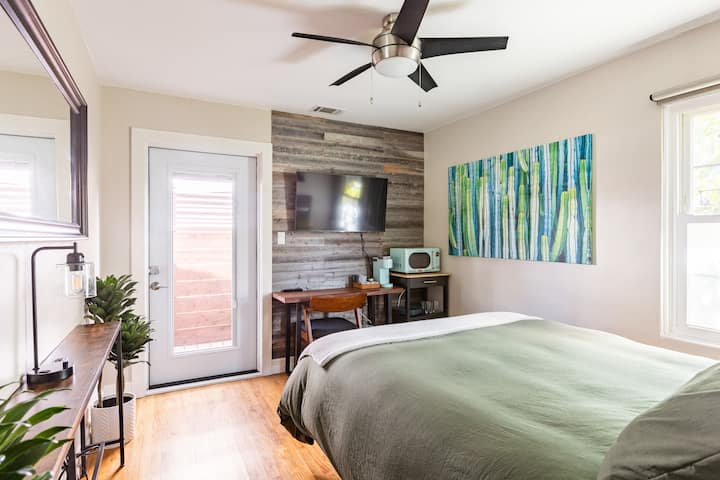 Studio With Private Patio - San Diego, CA
