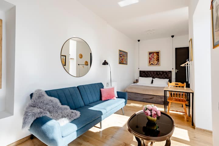 Amazing Views | Chic Old City Studio | Fast Wi-fi - Tiflis